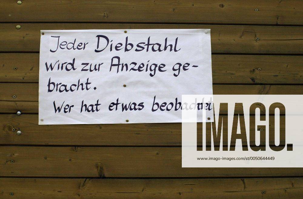 Schild -Jeder Diebstahl wird zur Anzeige gebracht- vor den ...