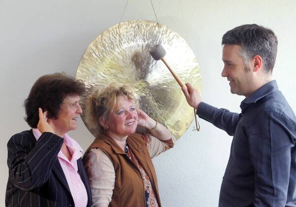 Dr. Rolf Leibbrand behandelt die Tinnitus-Patientinnen Jutta Rössler ...