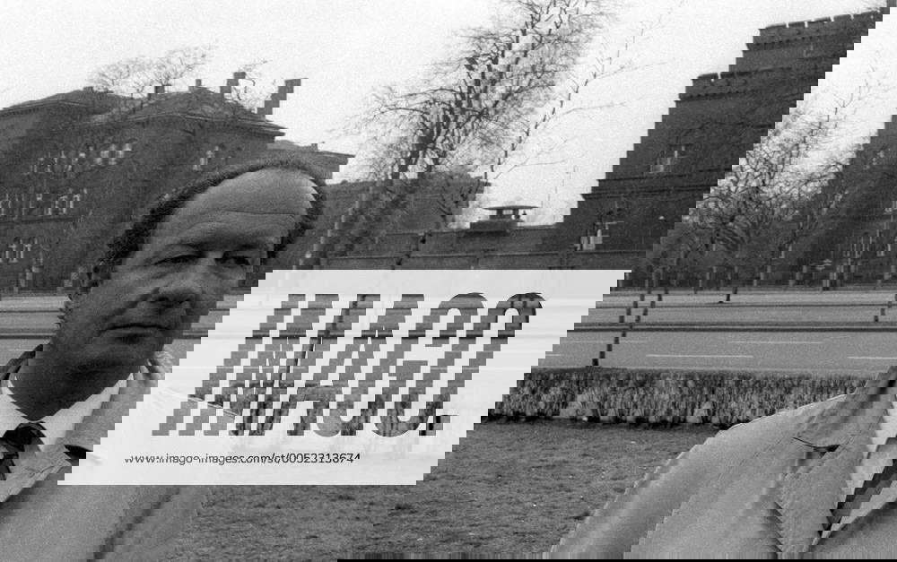 Architekt Wolf Rüdiger Hess (Sohn von Rudolf Hess) vor dem ...