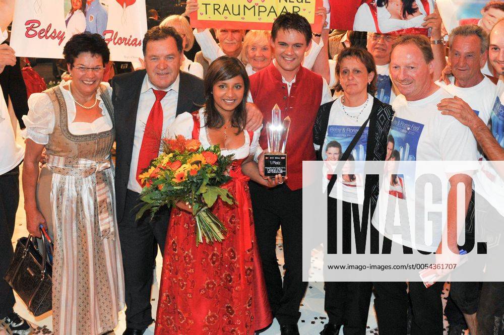 Belsy (3.v.li.) mit ihren Eltern Erika (li.) und Raimund Demetz (2.v.li ...