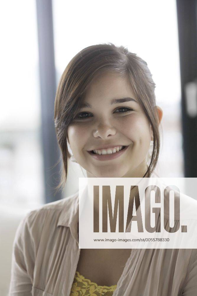 Annika Preil spielt Anna Fotoshooting zur KIKA-Serie - Fluch des Falken ...