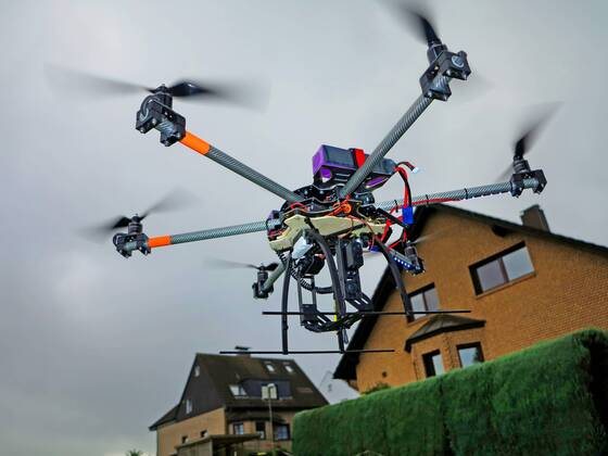 Zivile Drohne fliegt am Rand einer Wohnsiedlung Deutschland civile drone flying on the edge of a