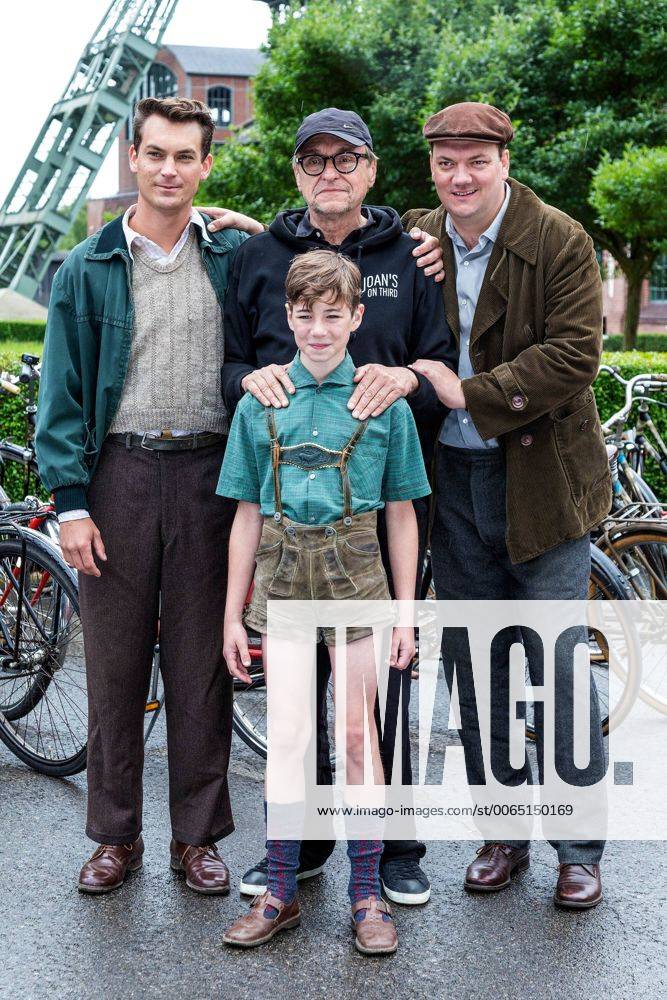 Dortmund vorn Darsteller Oscar Brose, hinten v.l. Drehbuchautor und ...