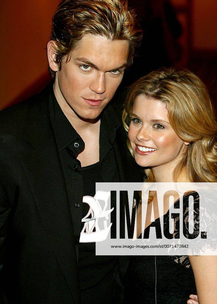 Joanna Garcia And Steve Howey