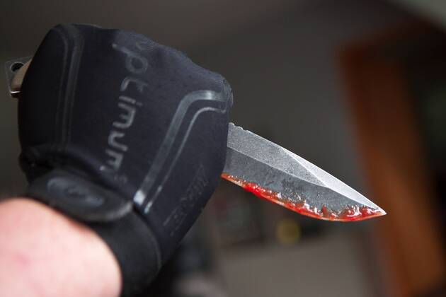 Blutiges Messer Fotos | IMAGO