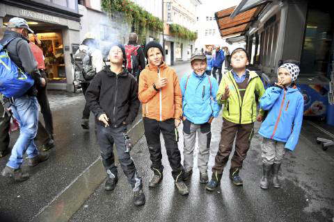 Rauchende Kinder Fotos | IMAGO