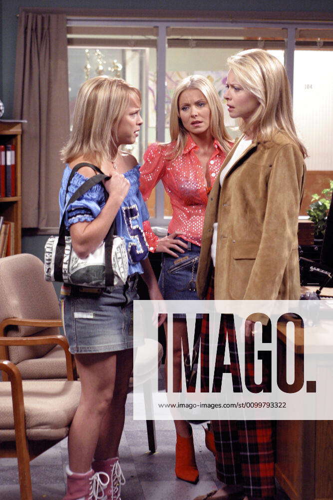 Faith Ford And Kelly Ripa 04 14 12 Kelly Ripa Hosts TV Land Awards