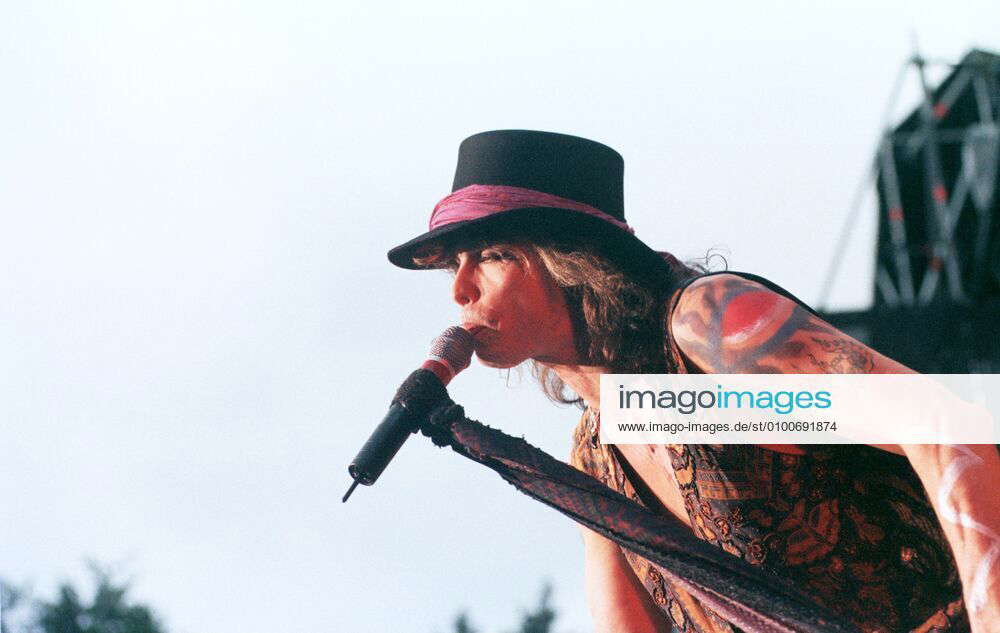27 Konzert 99: Aerosmith in der Berliner Waldbühne, Sänger Steven Tyler ...