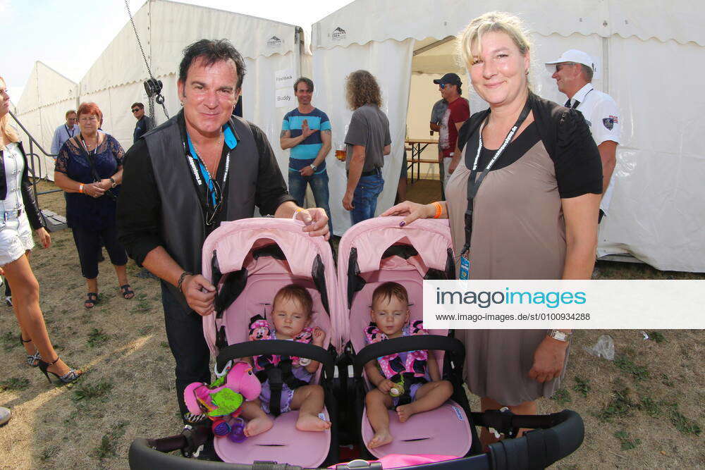 121 Flashback, Wolfgang Rose mit Ehefrau und Zwillingen backstage auf ...