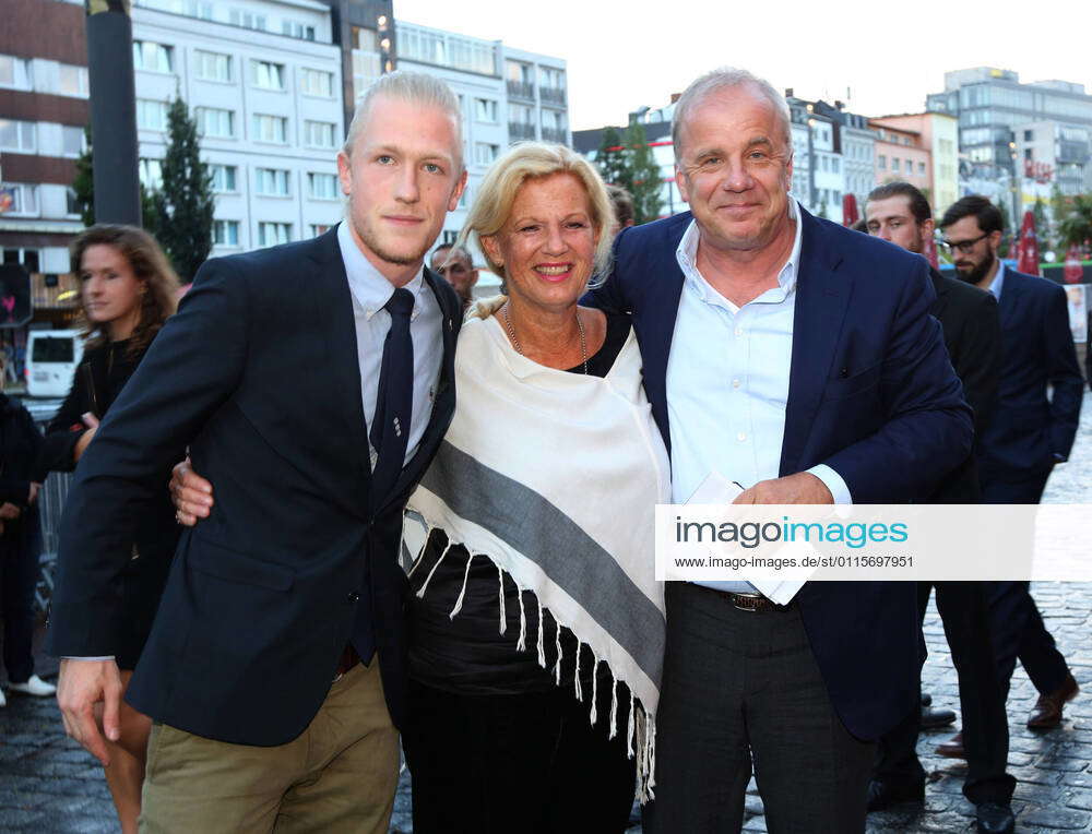 Hubertus Meyer-Burckhardt mit Sohn Max und Ehefrau Dorothee Roehrig ...