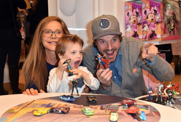 Doreen Dietel und Tobias Guttenberg mit Sohn Marlow Eroeffnung des Disney Stores in Muenchen am