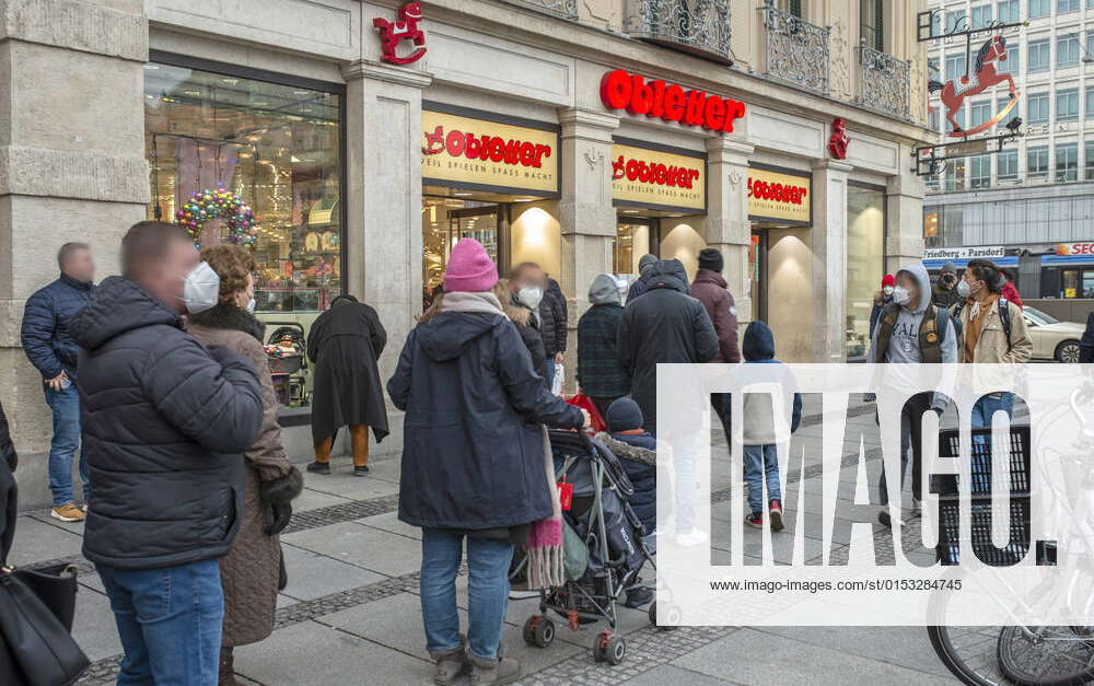 Spielwaren Obletter am Karlsplatz, Schlange vor dem Eingang, München ...