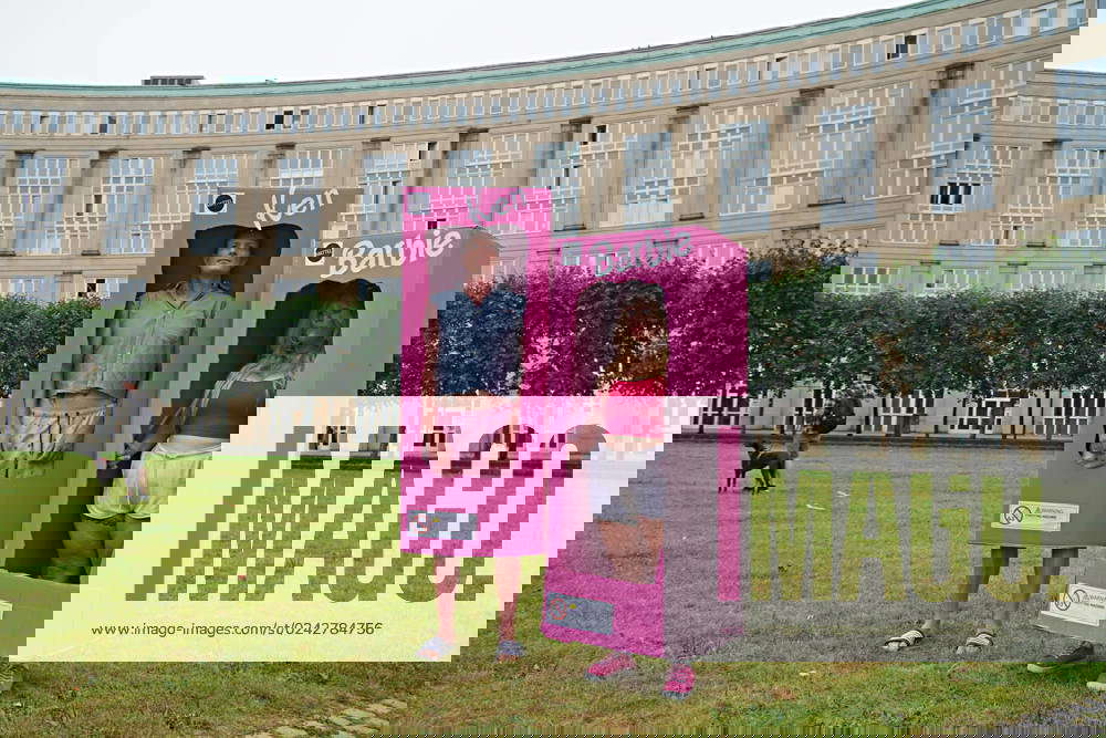 Lebensgroße Ken und Barbie posieren als Horror Zombie Puppen. Zombie ...