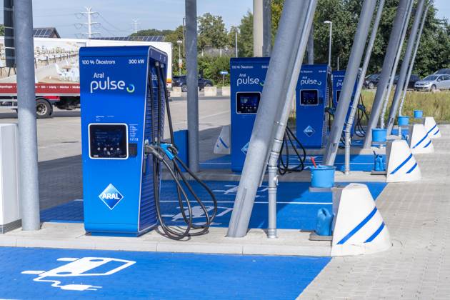 ARAL pulse E-Ladestation an der Autobahn A3, Anschlussstelle Rees, in ...